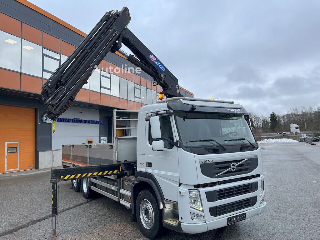 Volvo FM 330 6x2 + CRANE HMF 2420 K8 kamion s ravnom platformom