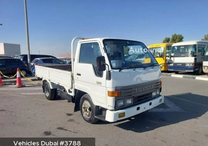 Toyota DYNA kamion s ravnom platformom