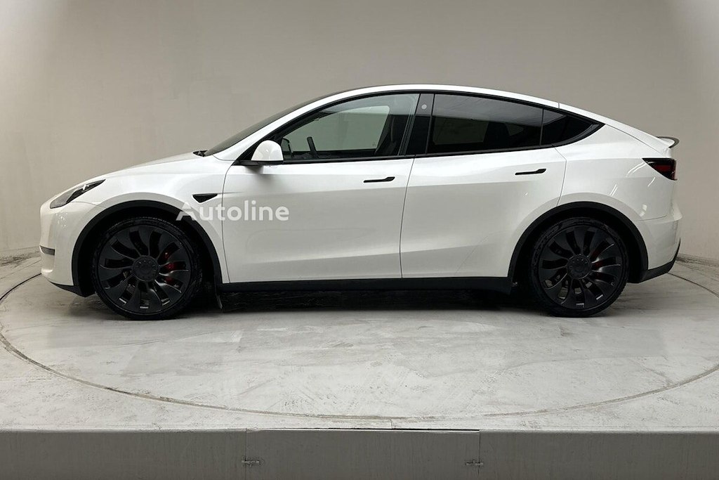 Prodaje se Tesla Model Y sedan na aukciji