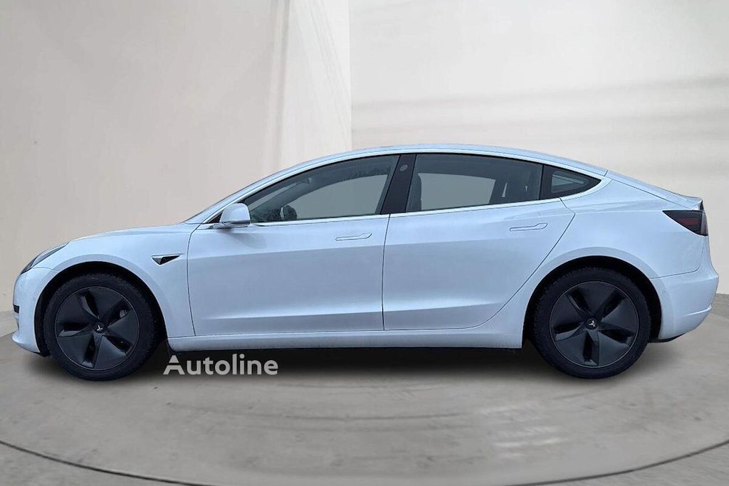 Prodaje se Tesla Model 3 sedan na aukciji