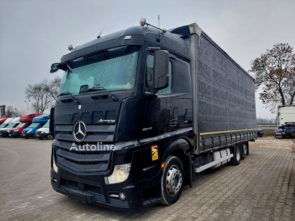 Mercedes-Benz kamion sa klizna zavesa cerada