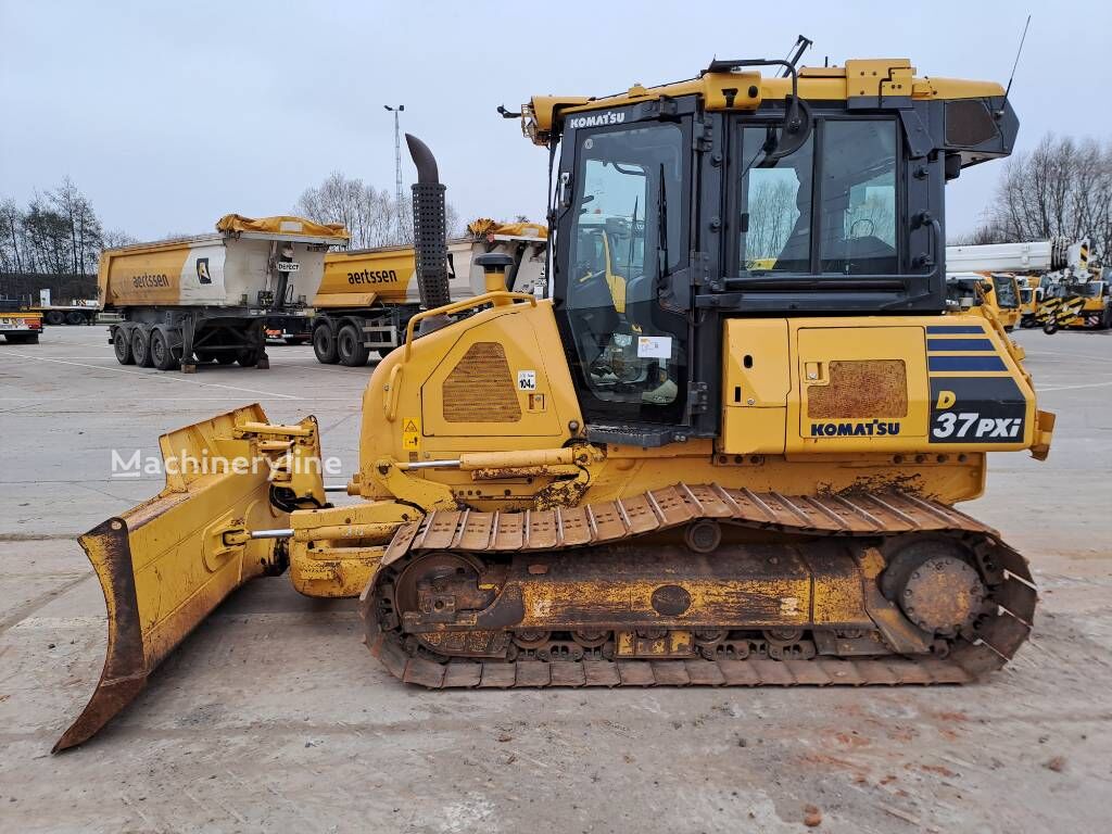 Komatsu D37PXi-24 buldožer