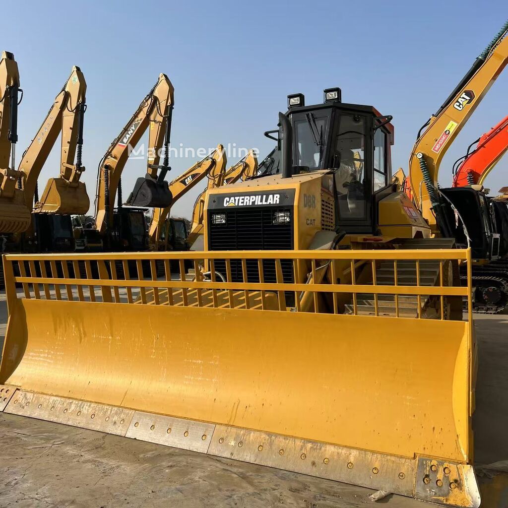 Novi Caterpillar D8R buldožer