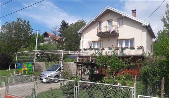 Barič, Kuća 140m2, plac 989m2, 300m od centra