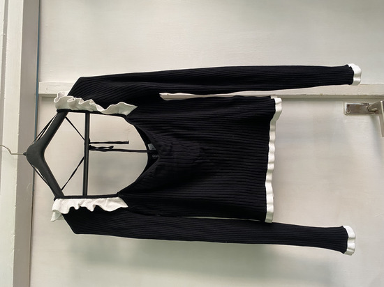H&M crna trikotazna bluza sa karnerima