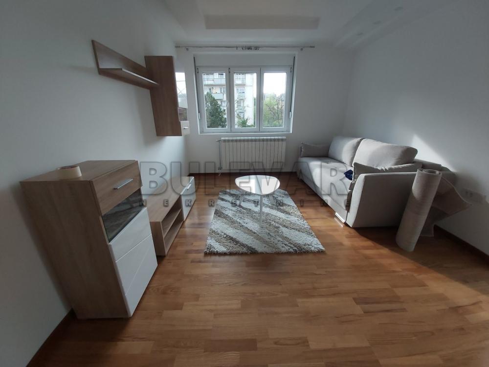 Velikotrnavska, Jednosoban stan za izdavanje, 39m2, 300€