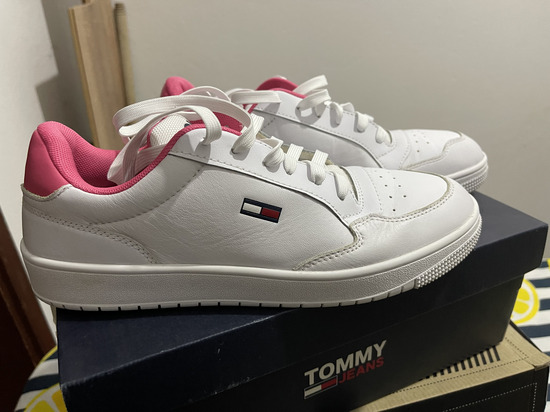 Tommy Hilfiger kao nove