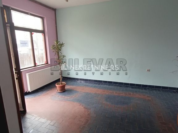 Izdaje se ulični lokal u Durlanu, 28m2