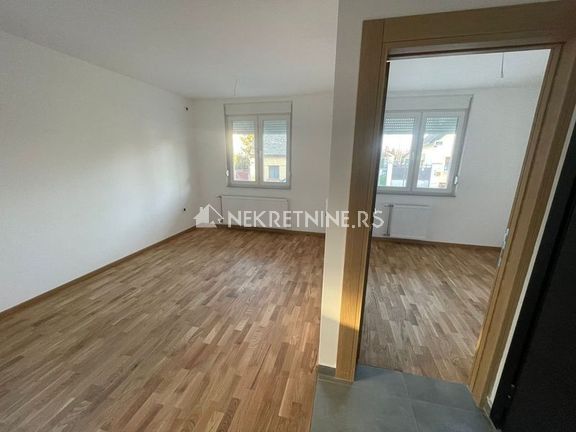 542135-Jednoiposoban-30m2-Petrovaradin