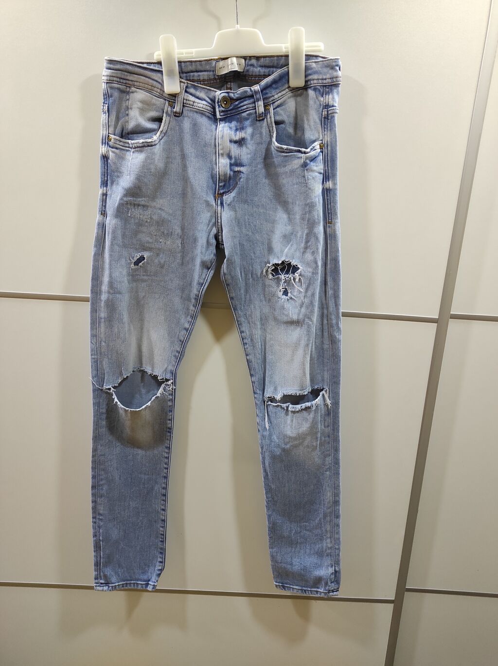 Zara man farmerke. Poluobim struka 41/44, dubina napred 25, duzina