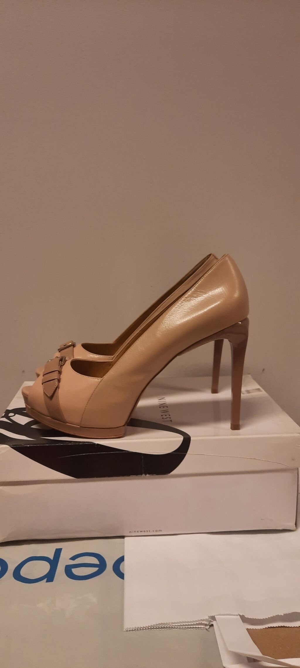 Salonke, Nine West, 40