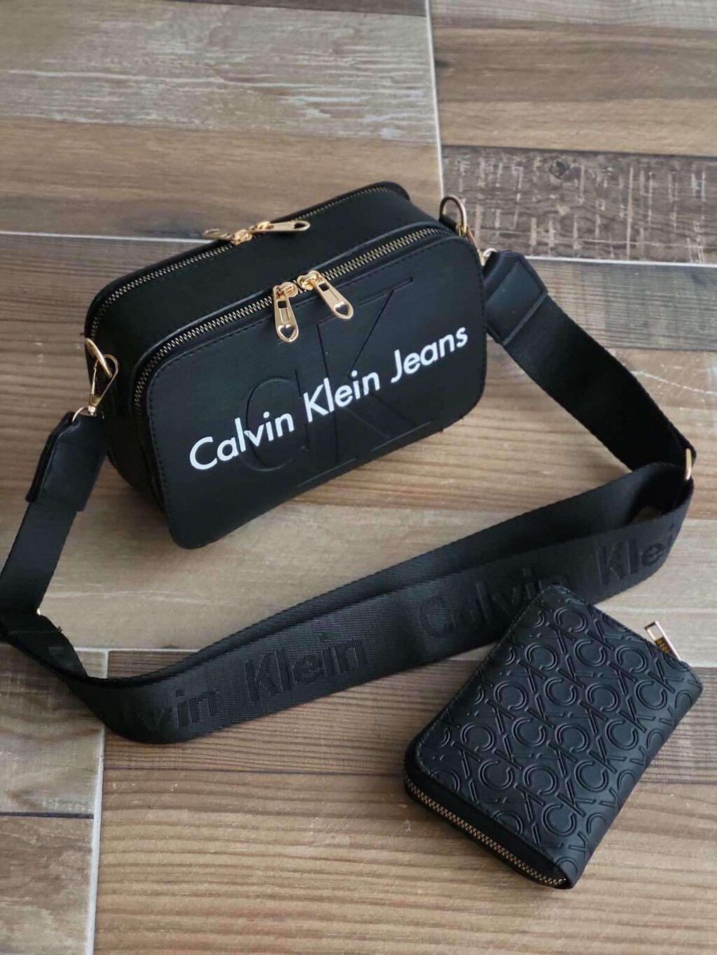    CALVIN KLEIN    Cena 2.600 din