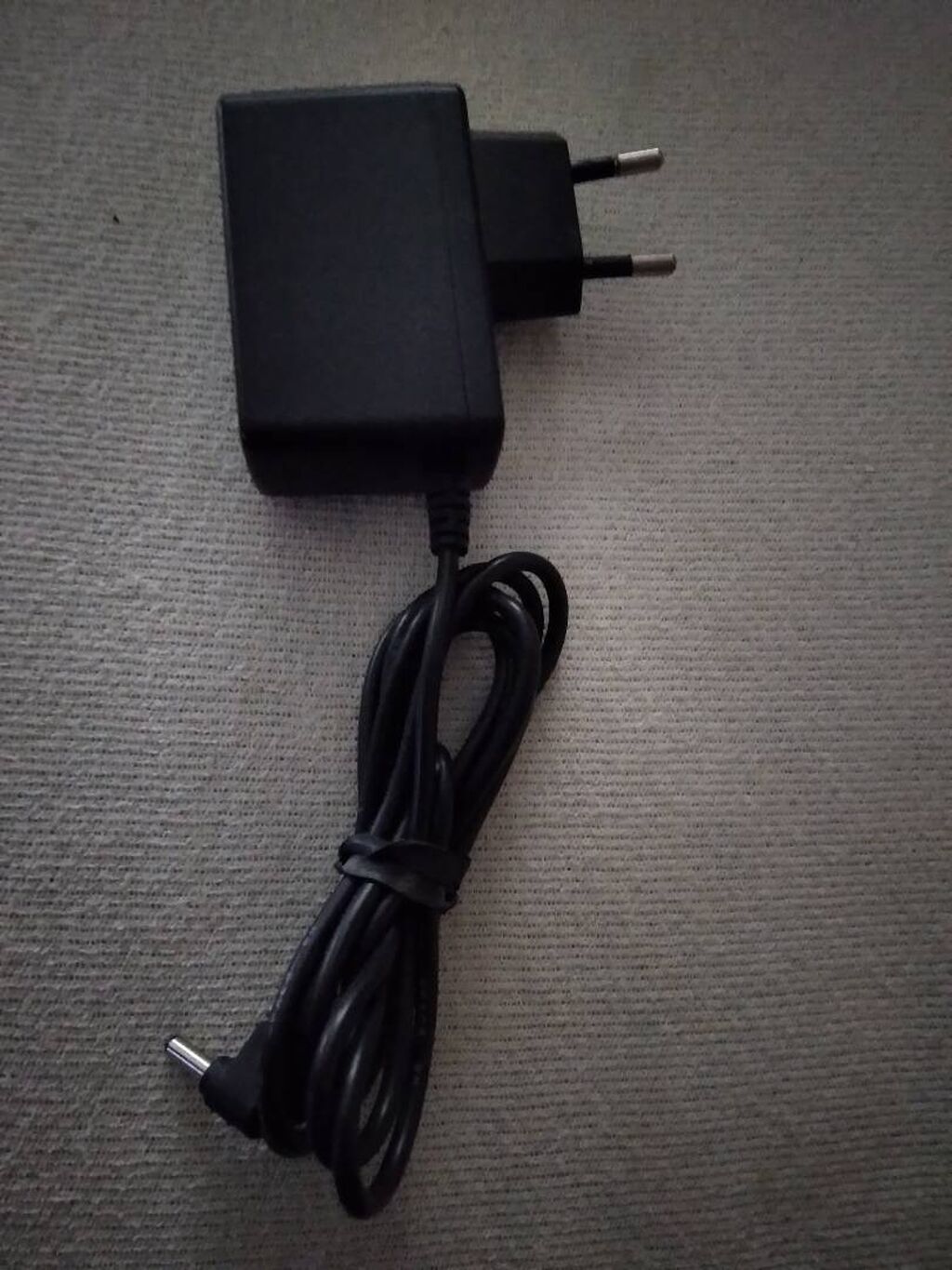 Adapter 220 V/4,5 V 1000 mA. za CD plejere i slicno,precnik utikaca