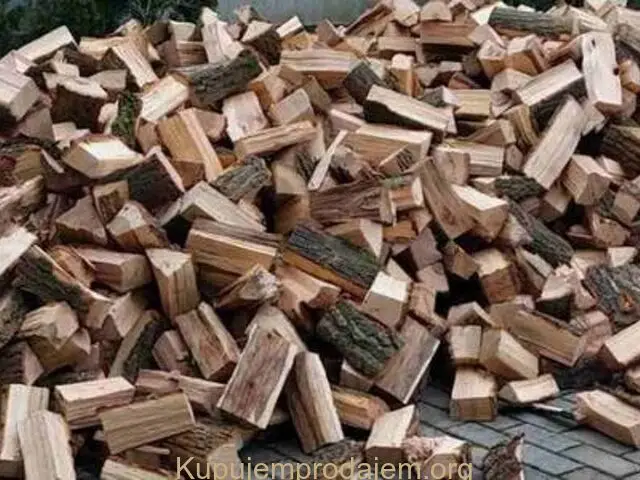 Cepana drva za ogrev i ljuspice za potpalu