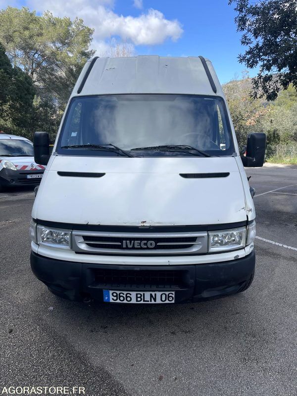 Prodaje se IVECO 29L10 minibus furgon na aukciji