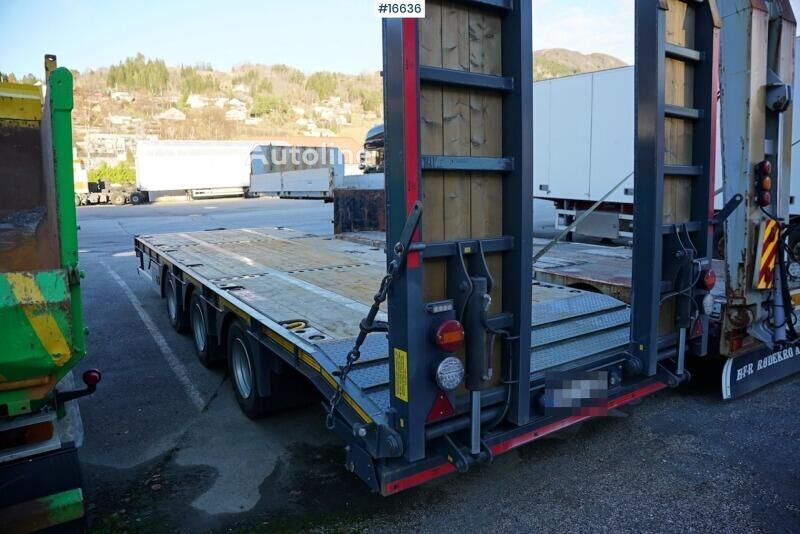 NC 3 axle machine trailer that is little used prikolica sa niskom platformom