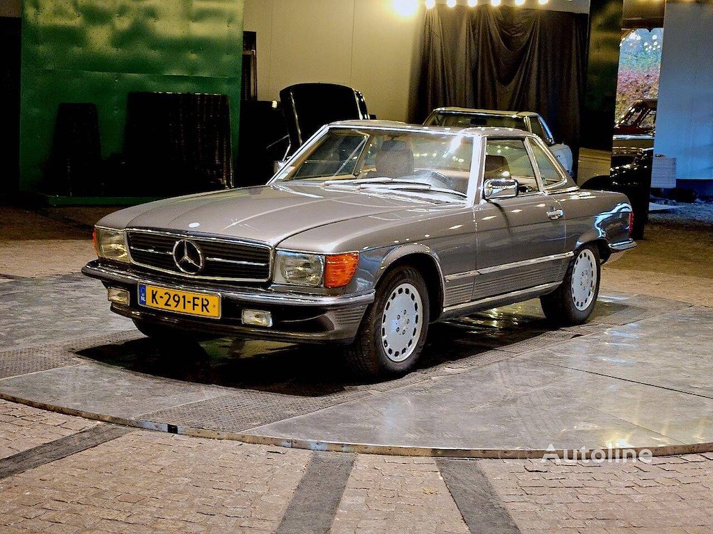 Prodaje se Mercedes-Benz 560 SL sedan na aukciji