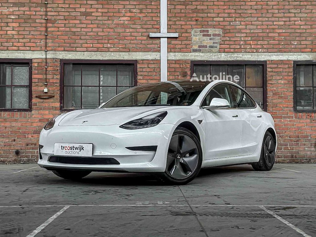 Prodaje se Tesla Model 3 sedan na aukciji