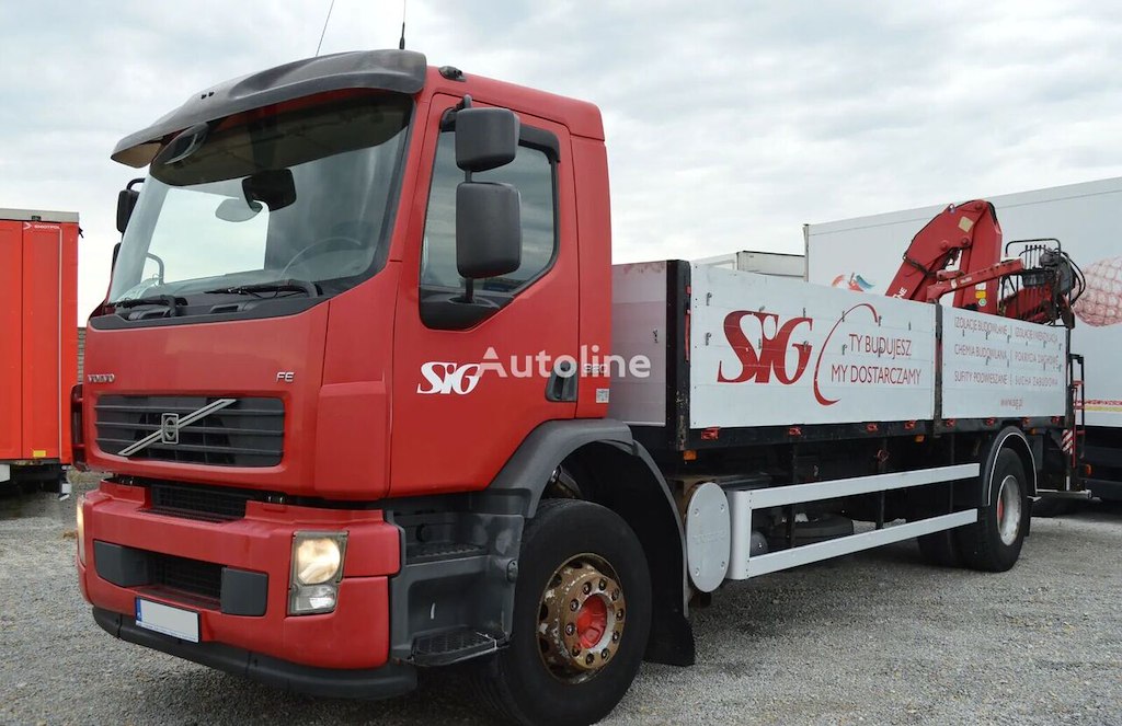 Volvo FE 18.320 FLATBED CRANE kamion s ravnom platformom