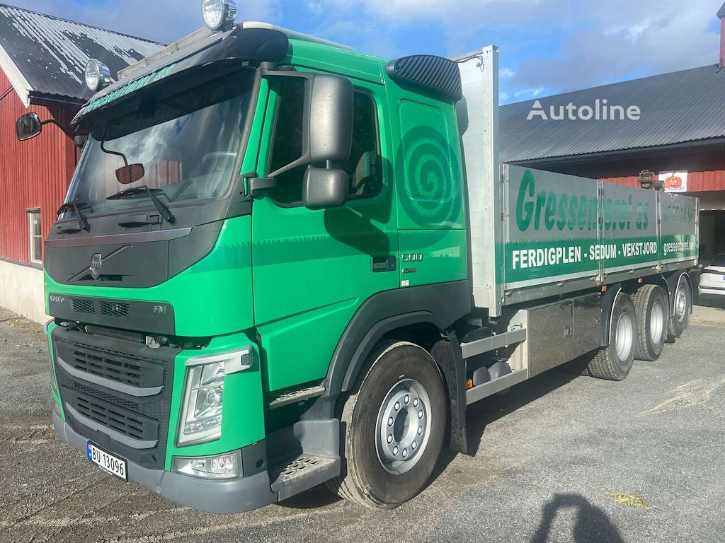 Prodaje se Volvo FM500 kamion s ravnom platformom na aukciji