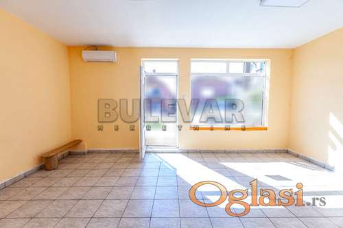 Poslovni prostor - ulični lokal, centar Novog sela, 77 m2