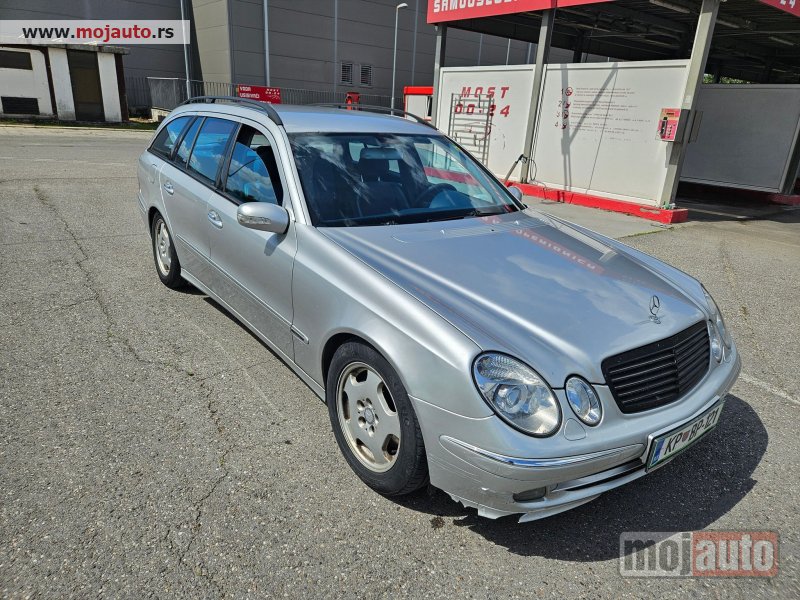 Mercedes E 320 stranac