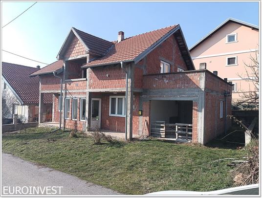 Kuća, 4 ara placa, 202m2, garaža,