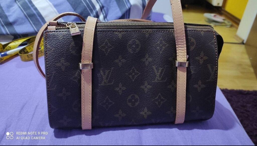 Torba Louis Vuitton kupljena u Americi, bez ostecenja. Sirina 25