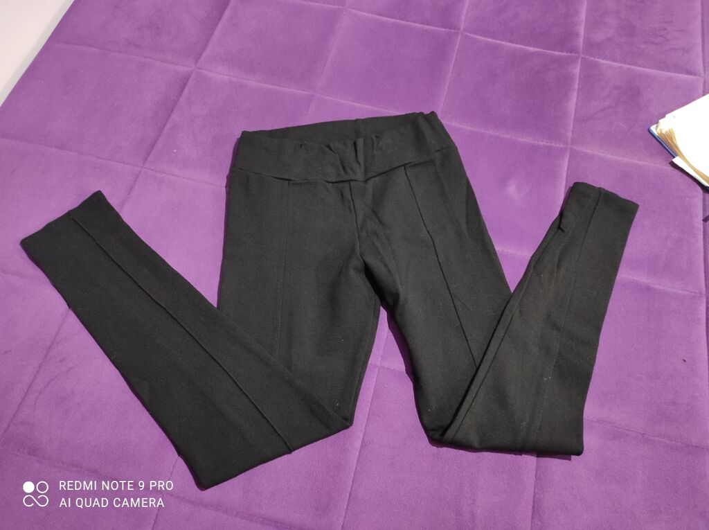 Crne pantalone sa elastinom, velicina S