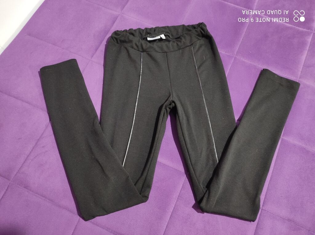 Crne pantalone sa elastinom, velicina S-M