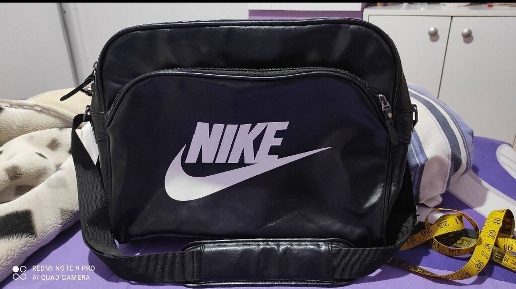 Nike torba, sirina 44, dubina 35. ima dve pregrade, plus pregradu za