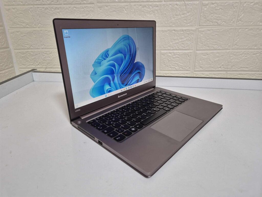 Lenovo ideaPad U300s Ekran: 13.3" led Procesor: intel core i7-2677M