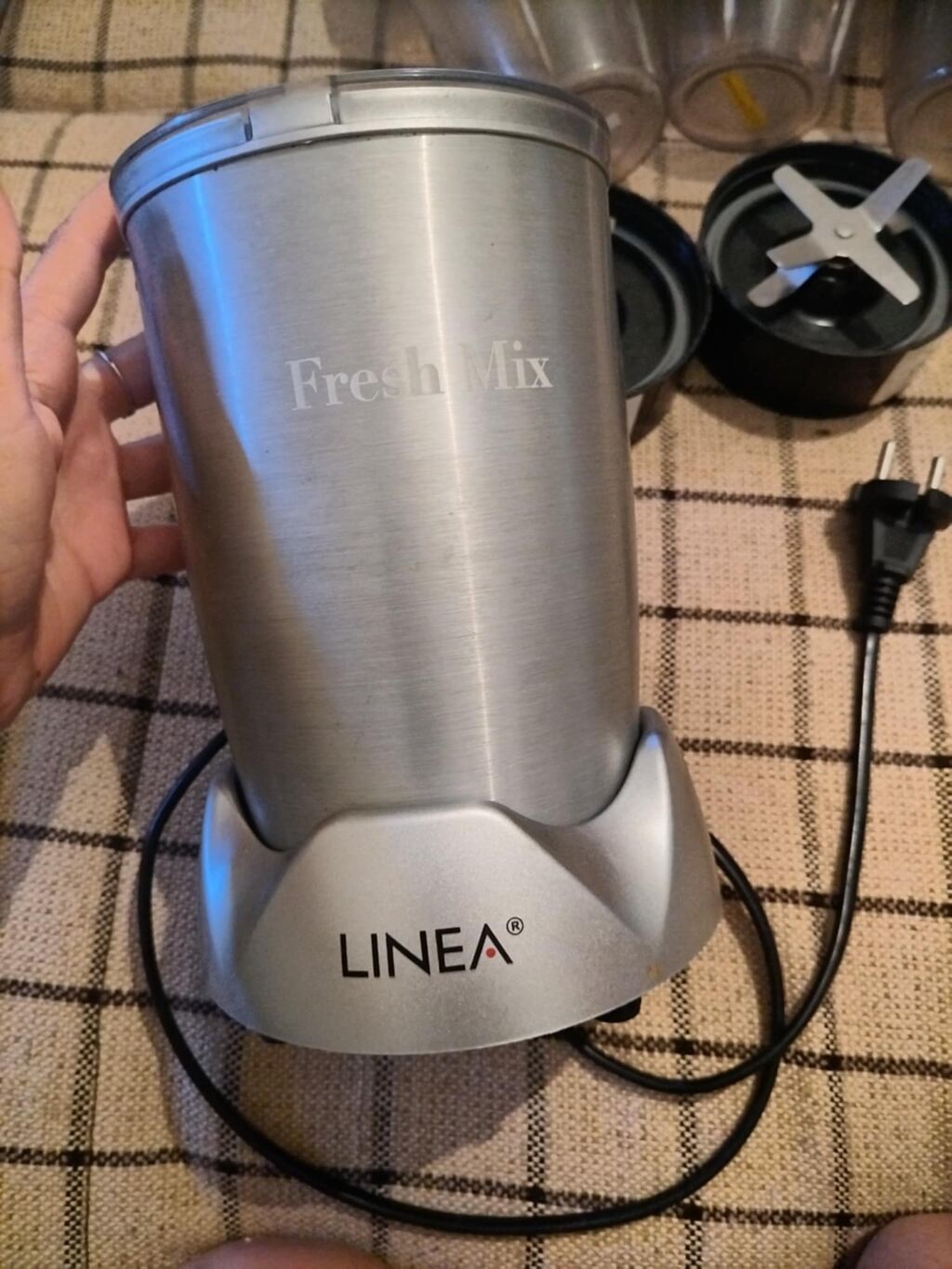 Linea blender kao nov. Dva puta mozda koriscen. ispravan. Moze da