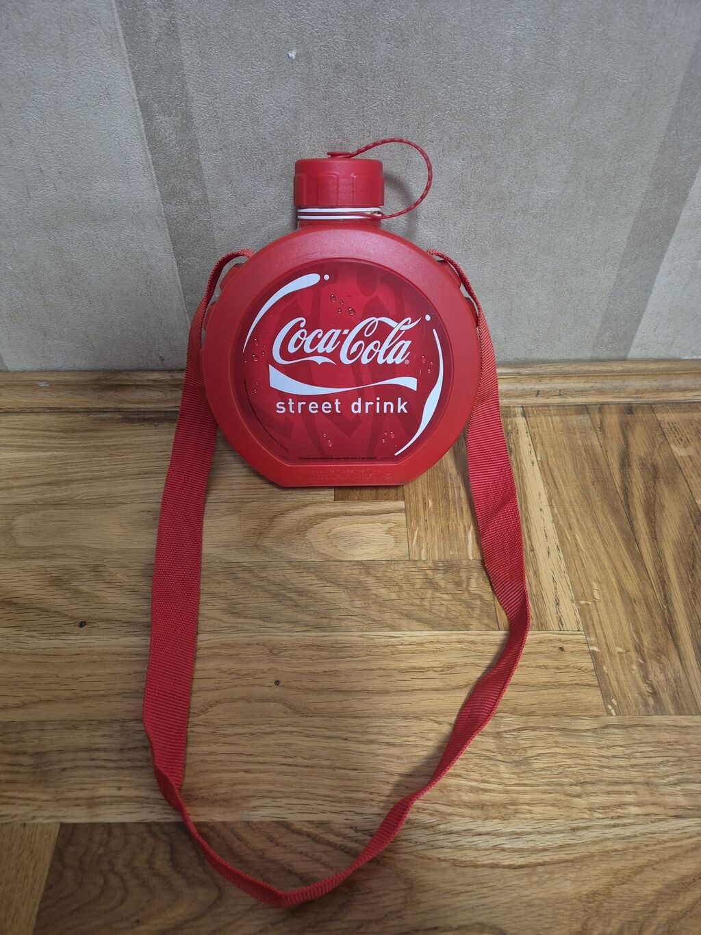 Coca Cola čutura u odličnom stanju, nekorišćena. Visine:20,5 cm i