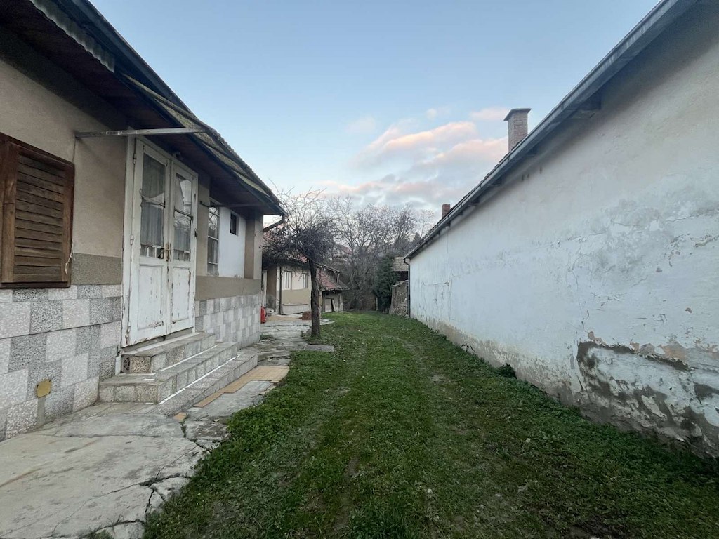 BEOČIN - LOKACIJA POZNATA AGENCIJI - 74. 00 m2