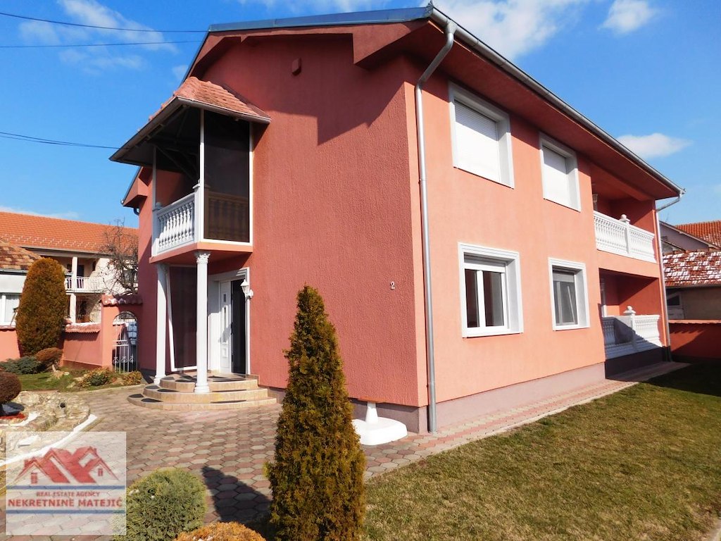 STANOVO LUX KUĆA 260M2+ DVE GARAŽE NA 6, 5 ARI PLACA--480. 000 E