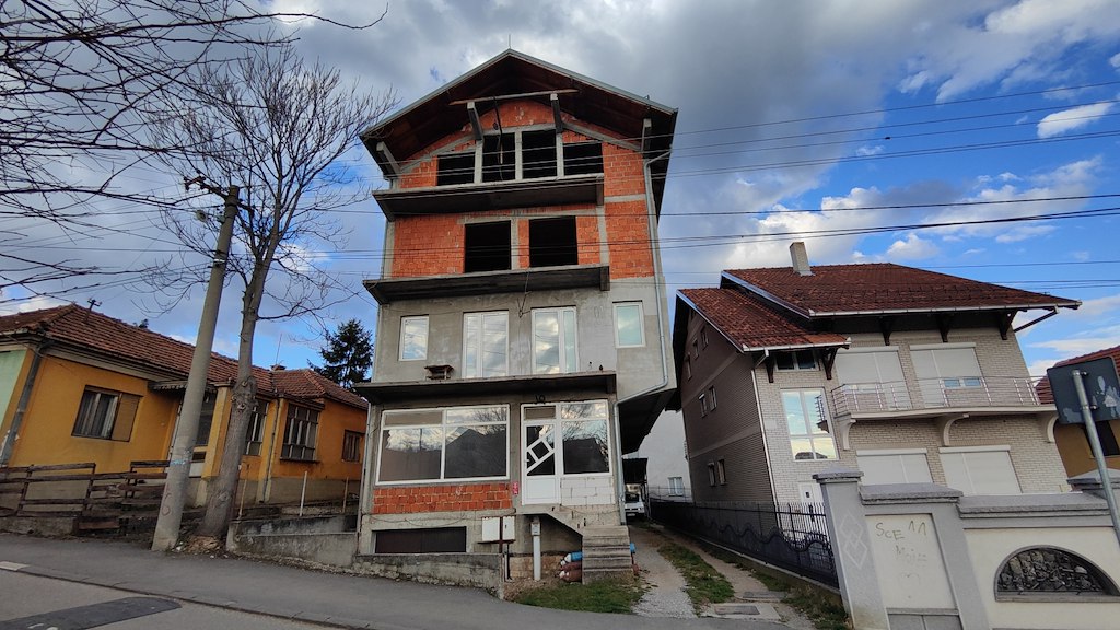 Prodajem kuću sa lokalom u prizemlju