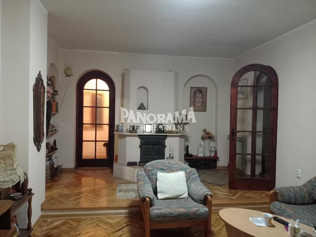 Kuća na Ledinama , 7. 0 , 240m2 , na 9 ari placa ID#3193