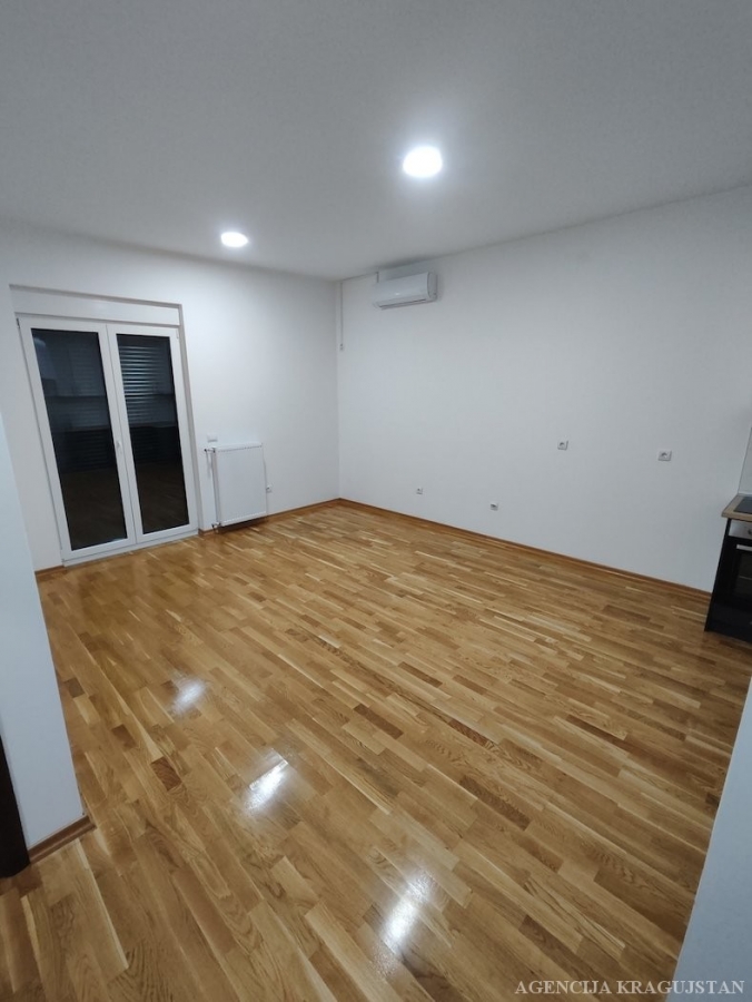 Izdavanje, Stan, 50. 00m2 , Centar