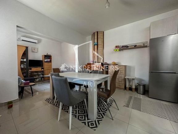 Đeram pijaca, Tršćanska, 96m2 ID#4972