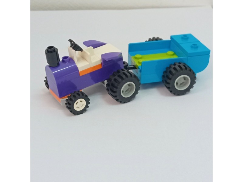 Lego traktor sa prikolicom