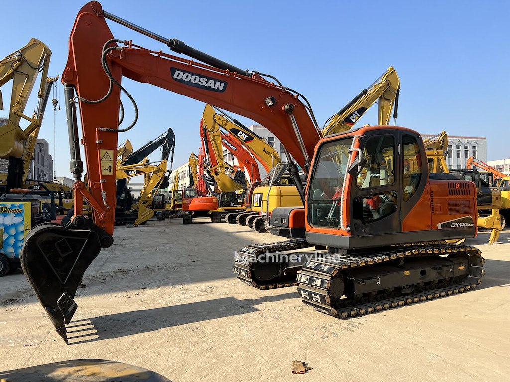 Doosan DX140 bager guseničar