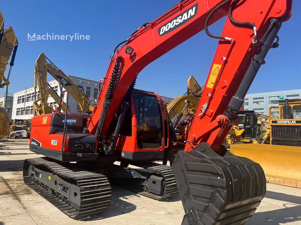 Doosan DX140 bager guseničar