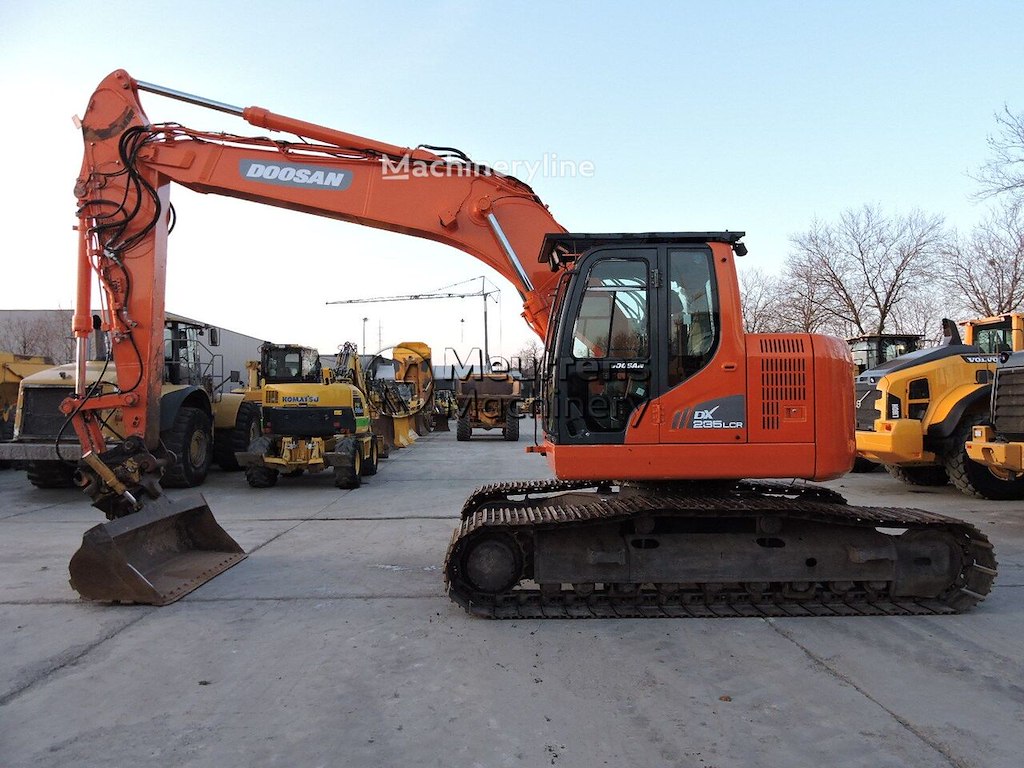 Doosan DX235 bager guseničar