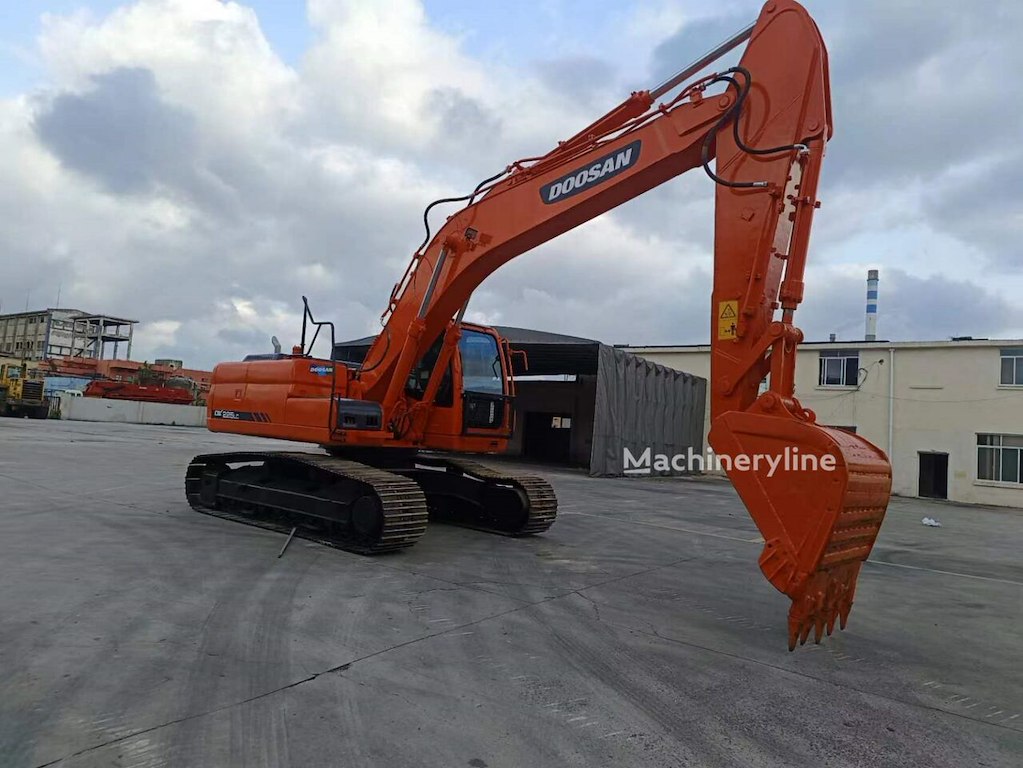 Doosan DX225 bager guseničar