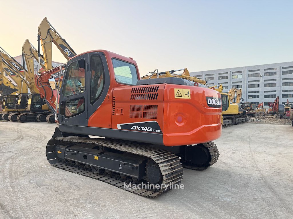 Doosan DX140 bager guseničar