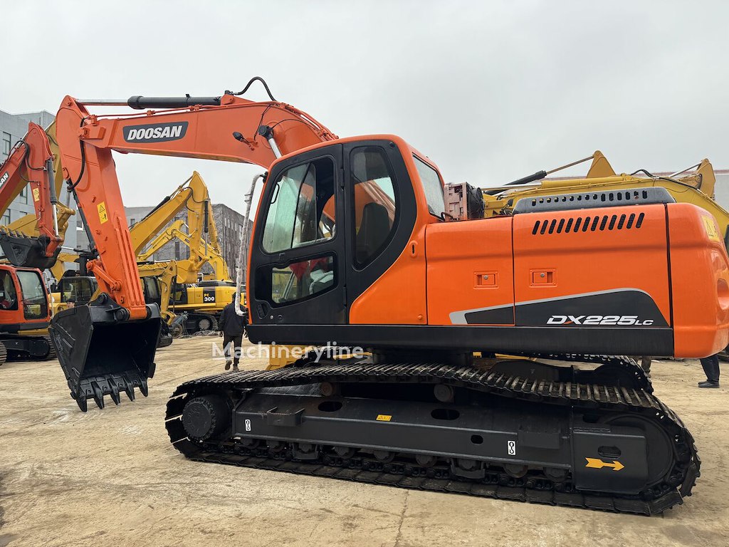 Doosan DX225 bager guseničar