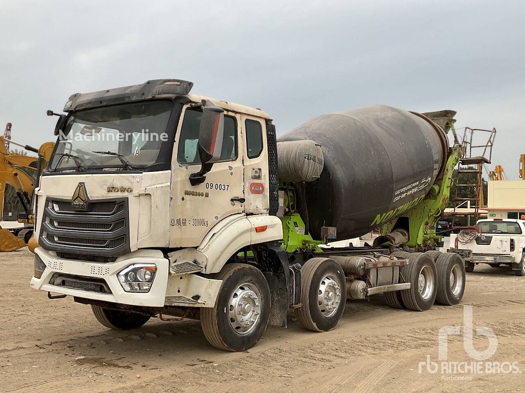 Prodaje se CNHTC SINO HOWO 8x4 Twin-Steer kamion s mešalicom za beton na aukciji