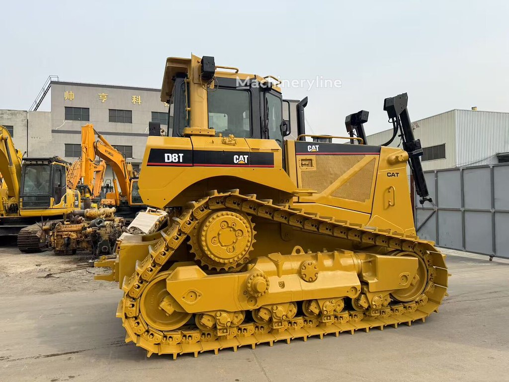 Caterpillar D8T buldožer