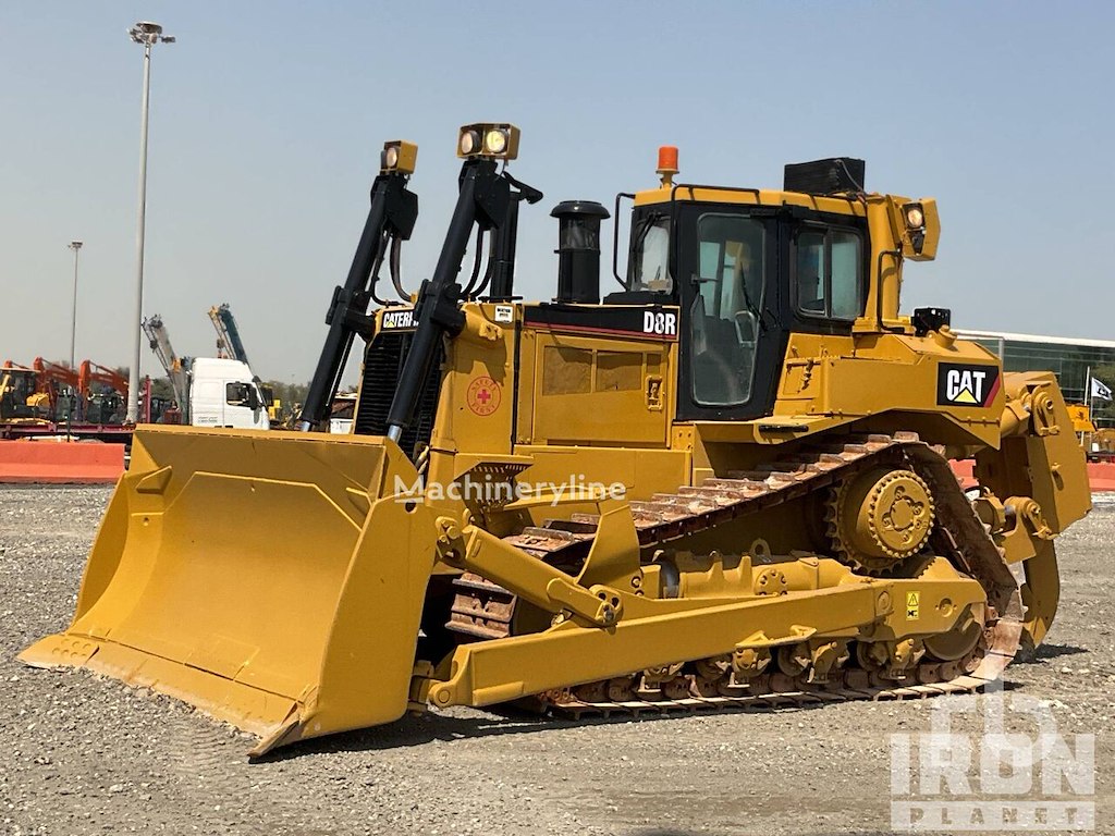 Prodaje se Caterpillar D8R buldožer na aukciji